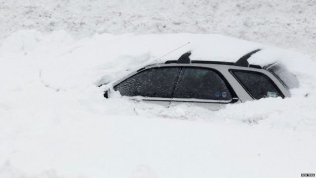 In pictures: Snow chaos in north-eastern US - BBC News