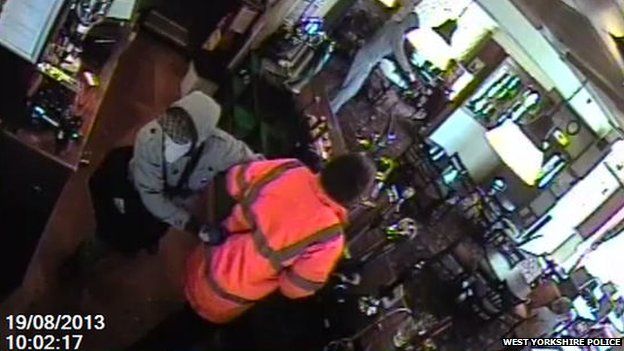 Armed gang jailed for Leeds pub robberies - BBC News