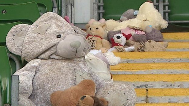 Teddies fail in Plymouth Guinness World Record bid - BBC News