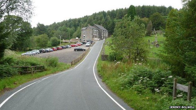 Car plunges 20ft down mountain at Llanwonno - BBC News
