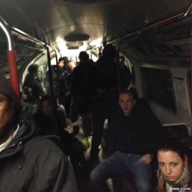 Passengers stuck on Bakerloo Line Tube for more than an hour - BBC News