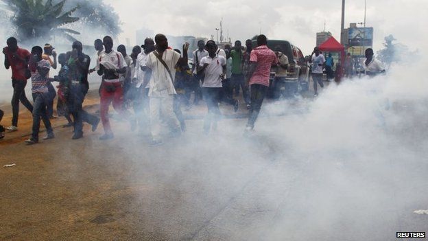 Ivory Coast protest over plastic bag ban - BBC News
