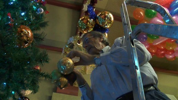 The Angel in Ripley is 'England's most Christmassy pub' - BBC News