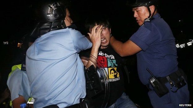 Hong Kong protesters clash with police at government HQ - BBC News