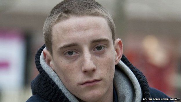 Officer who 'sat on fare dodger' cleared of assault - BBC News