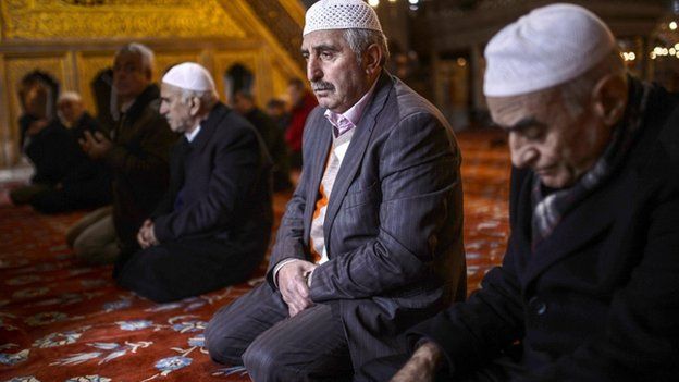 Pope Francis tries to build bridges in sceptical Turkey - BBC News