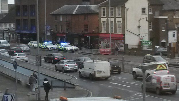 Man taken to hospital after stabbing brawl in Luton - BBC News