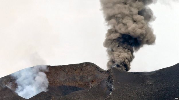 In pictures: Pico do Fogo volcano in Cape Verde erupts - BBC News