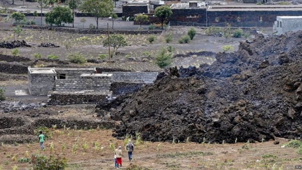 In pictures: Pico do Fogo volcano in Cape Verde erupts - BBC News