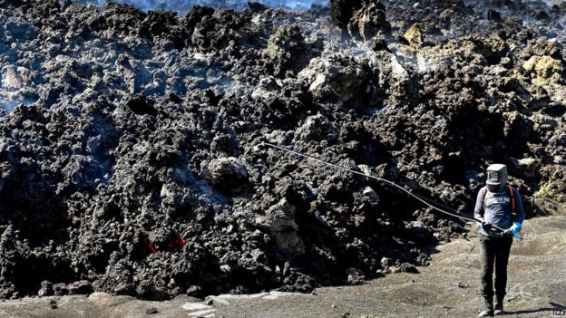 In pictures: Pico do Fogo volcano in Cape Verde erupts - BBC News