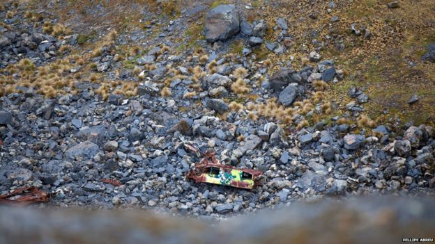 In pictures: Cycling down Bolivia's 'death road' - BBC News
