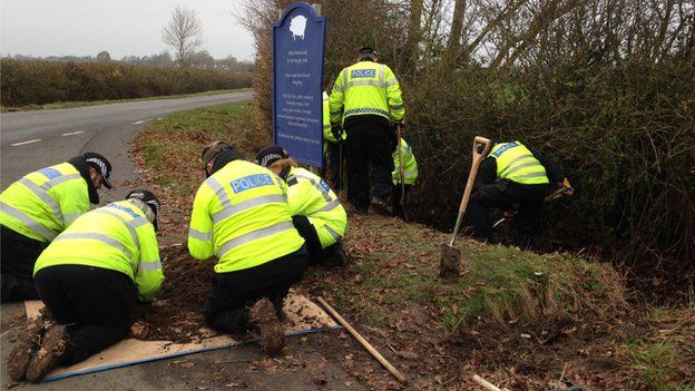 Sian O'Callaghan murder: Police examine item taken from ditch - BBC News