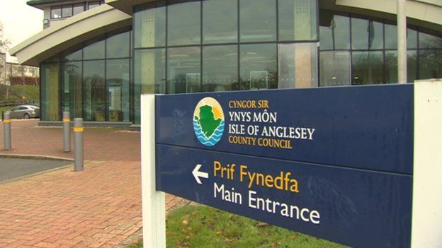 Controversial £600k Anglesey council plan to go ahead - BBC News