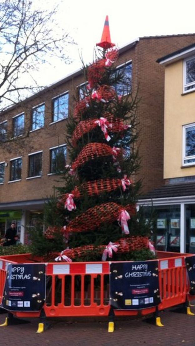 Summertown's roadworks-themed Christmas tree decorations removed - BBC News