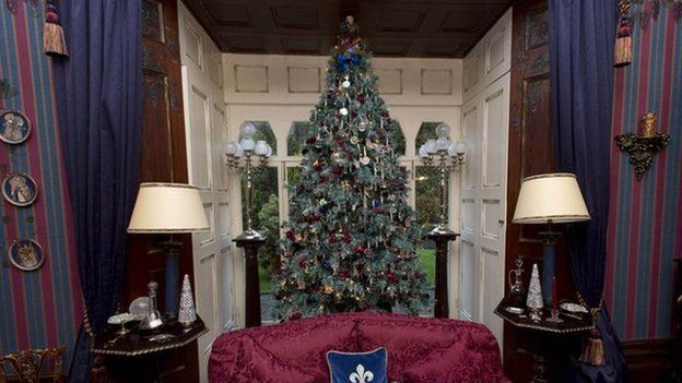 Powys home with 72 Christmas trees and 52 decorated rooms - BBC News