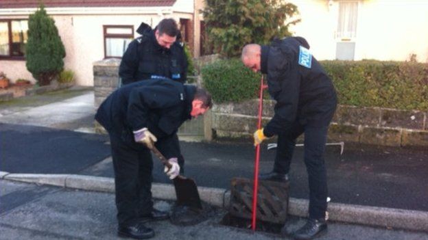 Police continue investigation after Pyle murder arrests - BBC News