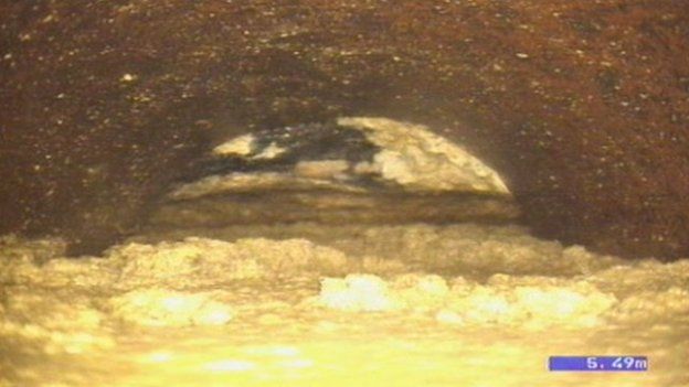Giant fatberg weighing ten tonnes breaks sewer - BBC Newsround