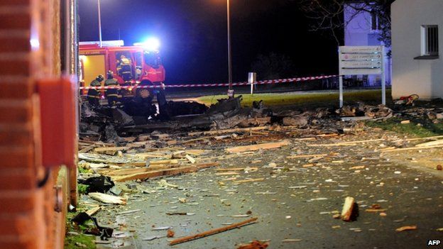 France crash: Alpha Jet hits home for disabled in Vouvray - BBC News