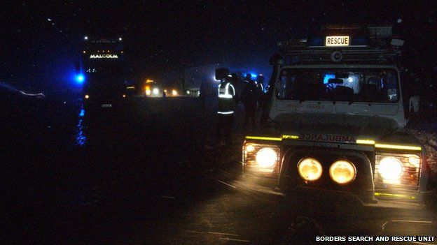 Cars stranded in cross-border snow at Carter Bar - BBC News