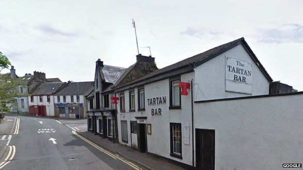 Four men sought over street attack in Dalry, North Ayrshire - BBC News
