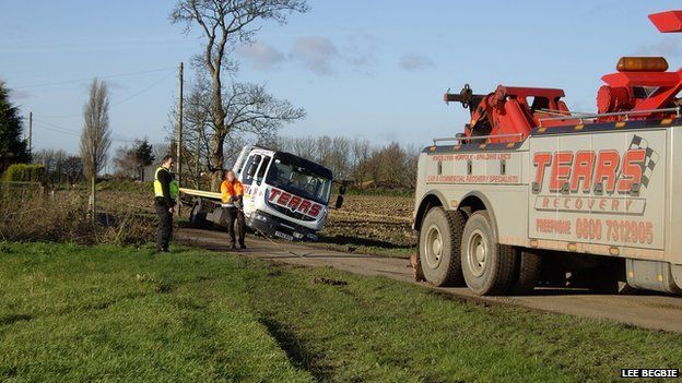 Recovery lorry pulled from Cambridgeshire field - BBC News