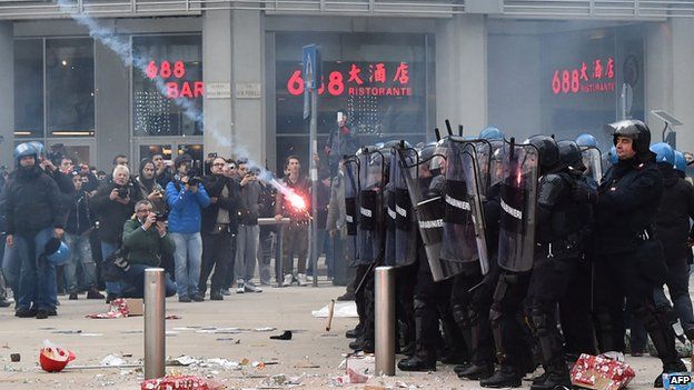 Italy trade unions strike over Renzi's labour reforms - BBC News
