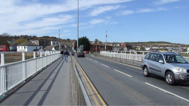 Work on £1m Newhaven swing bridge project begins - BBC News