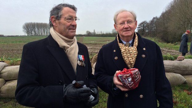 WW1 Christmas truce is re-enacted by Welsh and German soldiers - BBC News