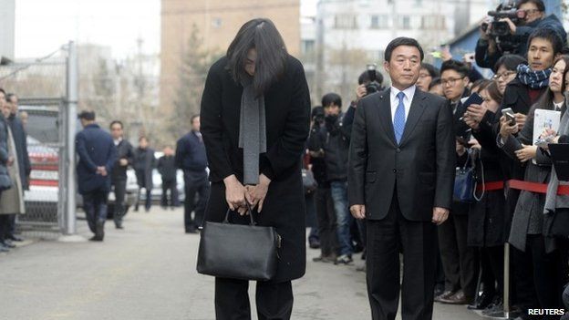 'Nut rage': Former Korean Air executive visits air stewards - BBC News