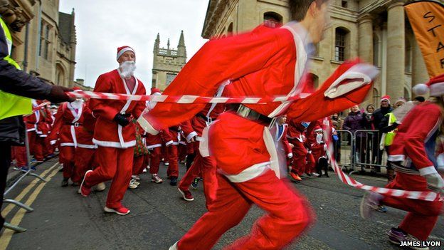 Oxford Santa Run: 1,700 Santas race through city - BBC News