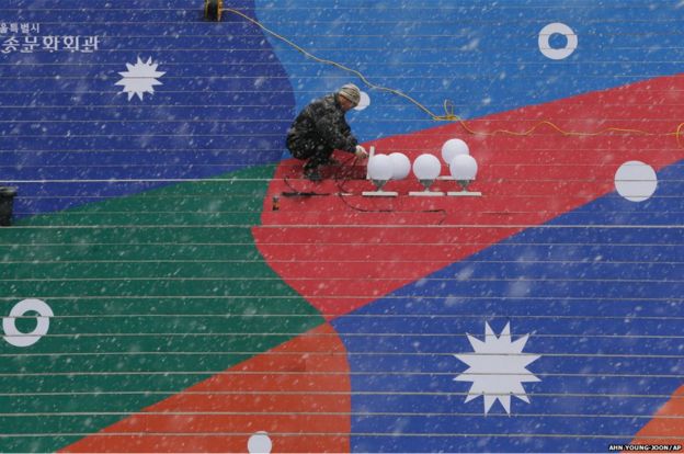 Day in pictures: 15 December 2014 - BBC News