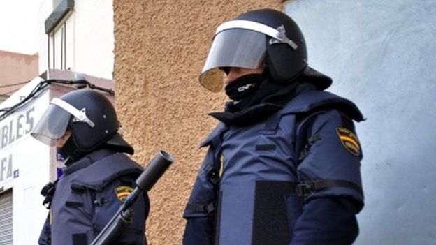 Spain dismantles 'IS-linked jihadist cell' - BBC News