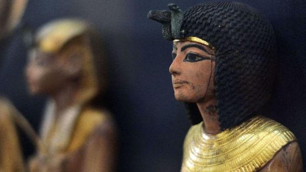 Egypt inquiry after Tutankhamun's beard glued back on - BBC News