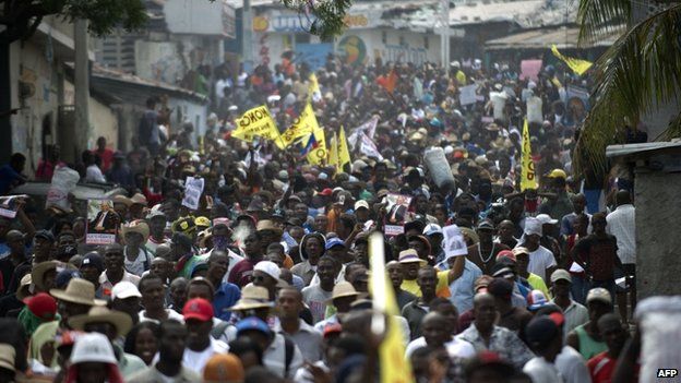 Haiti crisis: Anti-Martelly protest turns violent - BBC News