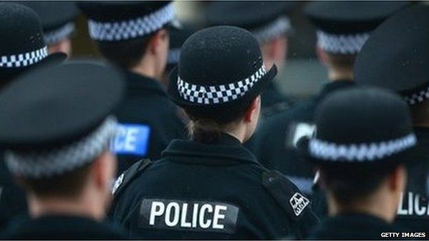 Police in England and Wales to get 5% funding cut - BBC News
