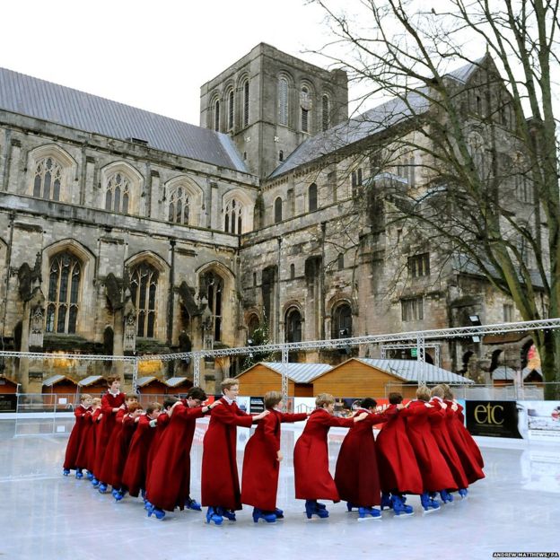 Day in pictures: 18 December 2014 - BBC News
