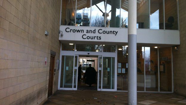 Judge 'embarrassed' by lack of lunch - BBC News