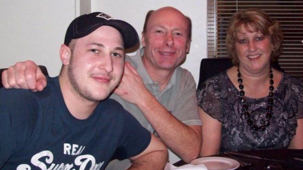 Nick Pearson Thailand death: Mum believes son was murdered - BBC News