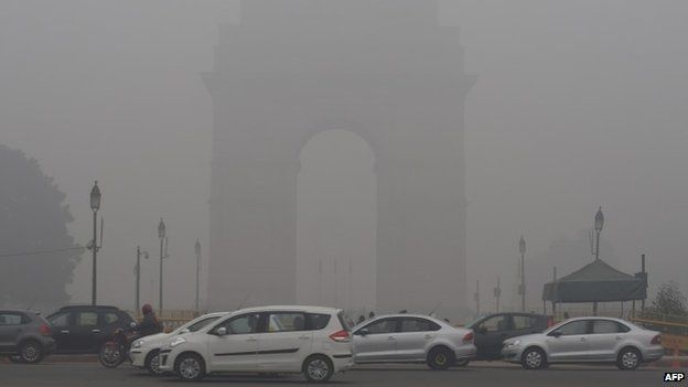 India fog causes Delhi travel chaos - BBC News