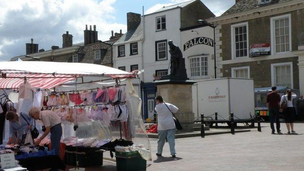 Huntingdon Falcon pub used by Cromwell reopens after six years - BBC News