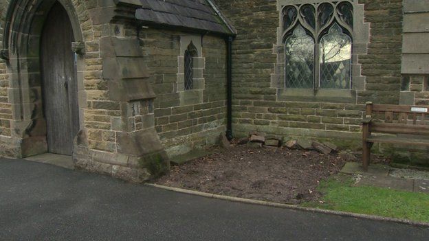 Tracey Mertens: Appeal over Cheshire petrol murder 20 years on - BBC News