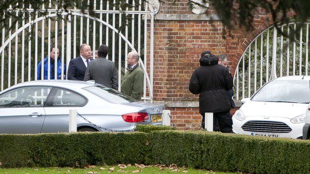 Lord Brocket's staff fail in bid to get heirlooms from hall - BBC News