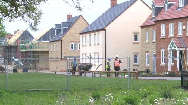 No fast broadband on Bicester garden city Kingsmere estate - BBC News