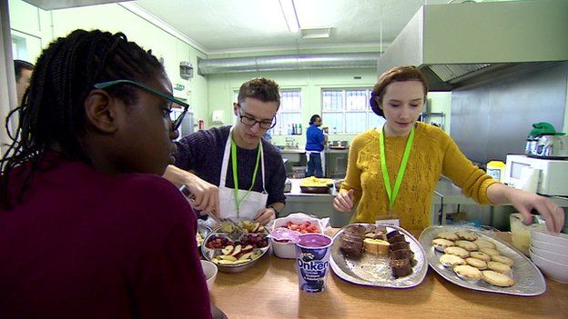 The volunteers cooking up hot meals for children at Christmas - BBC News