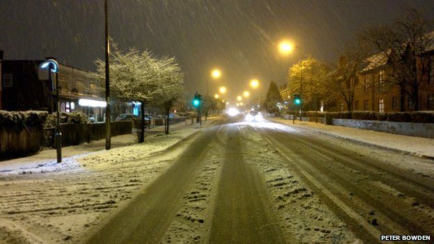 Snow falls amid Met Office weather warnings - BBC News