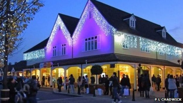 Bicester Village Boxing Day shoppers hit with parking fines - BBC News