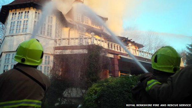Warning after two Berkshire house fires are caused by mirrors - BBC News