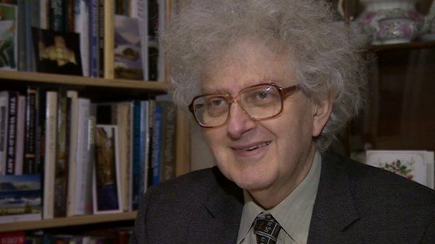 Nottingham chemist Martyn Poliakoff is knighted - BBC News