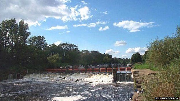 River Ouse flood warnings near York - BBC News
