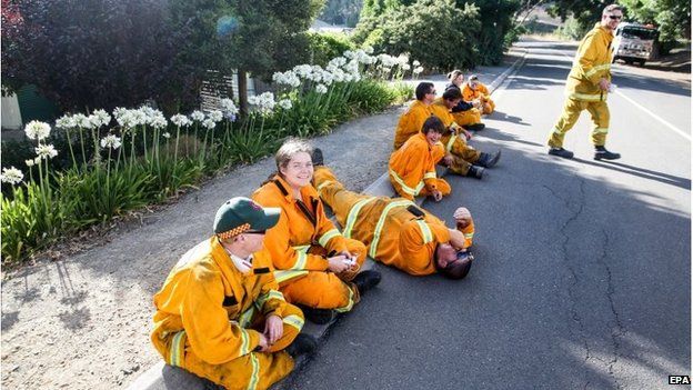 South Australia fires: Hopes rise of halting Adelaide blaze - BBC News